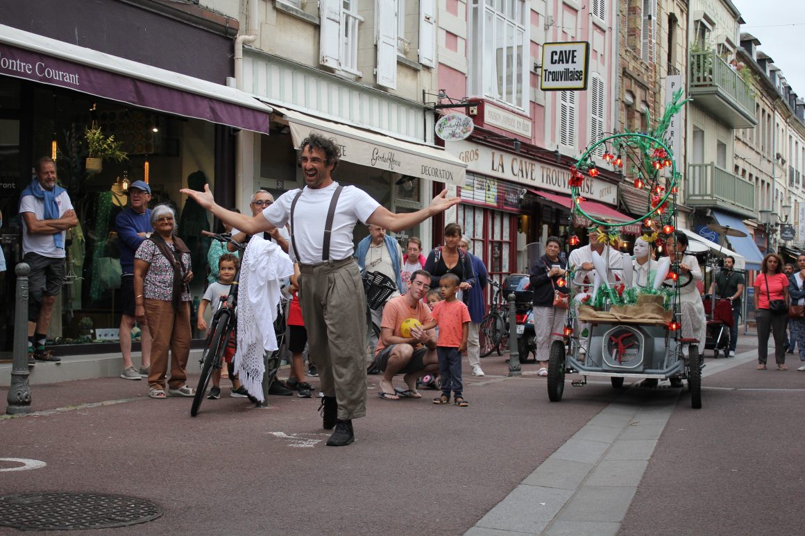 Lumen - déambulation musicale et acrobatique de rue - spectacle de la ...